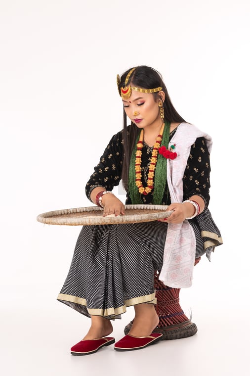 A beautiful shifting through rice grains - Photos Nepal