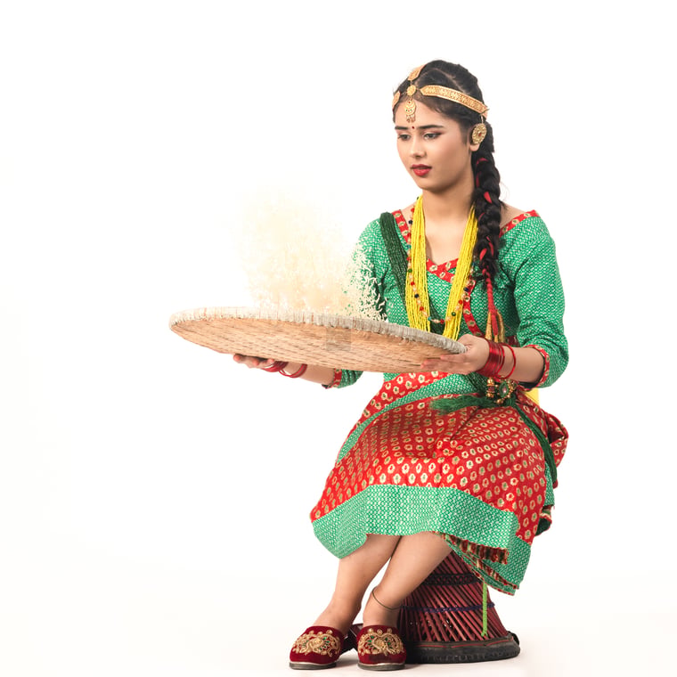 A beautiful girl winnowing rice in Nanglo - Photos Nepal