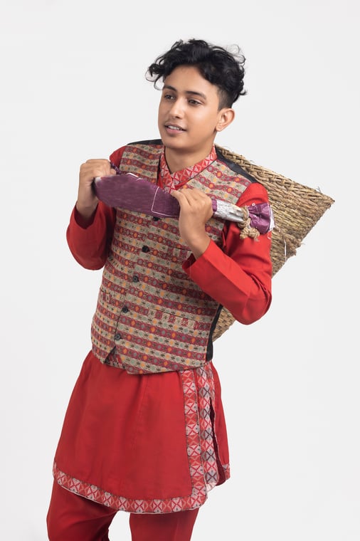 A Nepalese man carrying a Doko - Photos Nepal