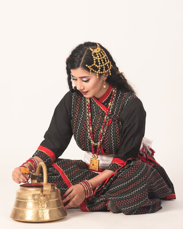 A beautiful Newari girl with a waterpot - Photos Nepal